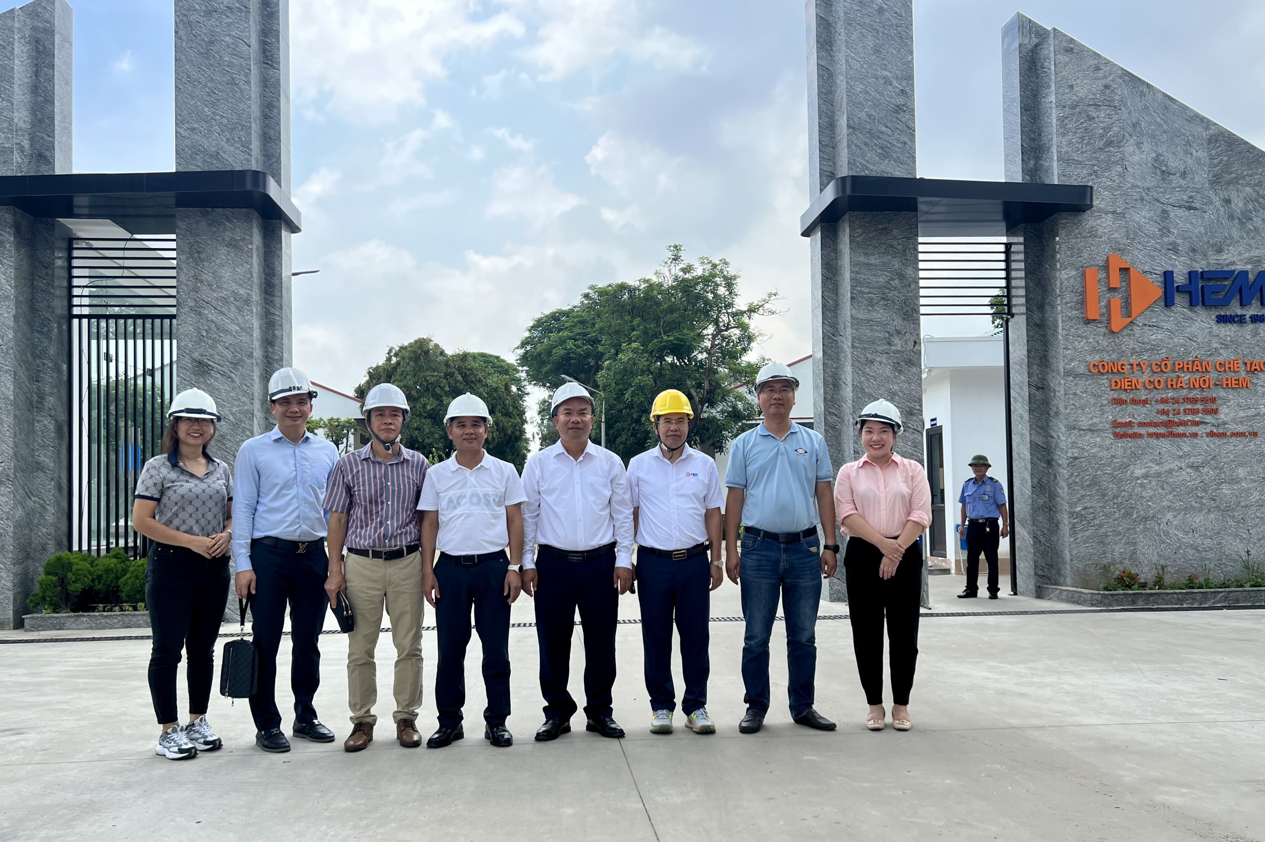 Phó Chủ tịch Hội HAMI đi thăm Công ty CP chế tạo điện cơ Hà Nội